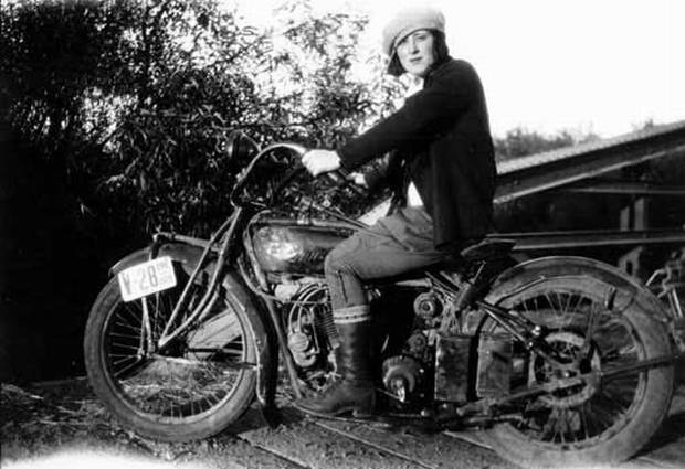 Vintage Woman, Women Rider, Vintage Motorcycles, Girls Generation ...